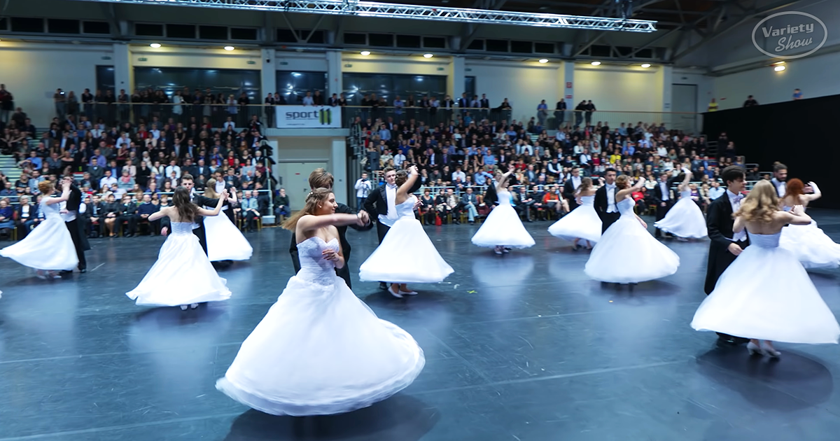 Prom Dancers Amaze Everyone With Their Dance Moves | Variety Show