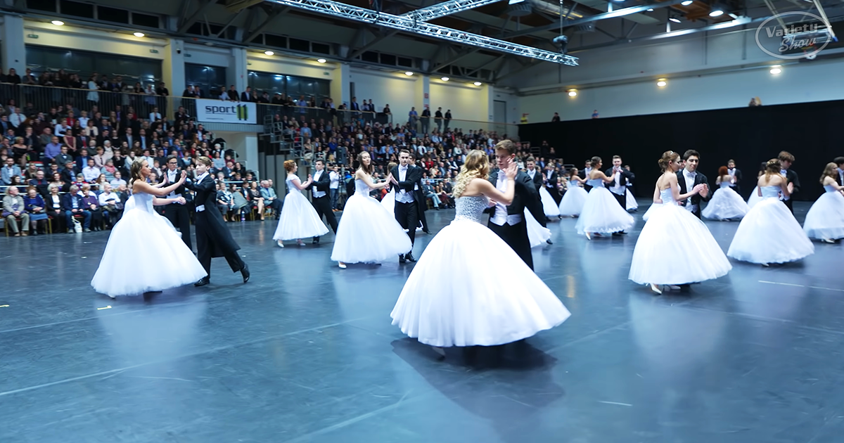 Prom Dancers Amaze Everyone With Their Dance Moves - Variety Show