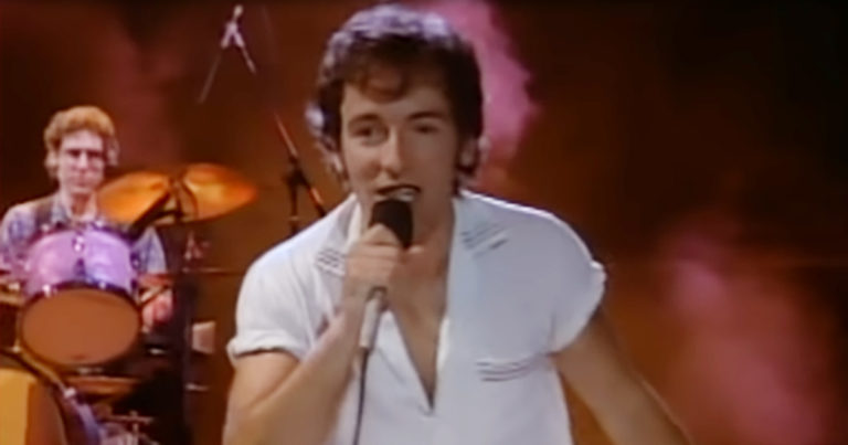 Bruce Springsteen Dances With Courtney Cox In This ’80s Hit – Variety Show