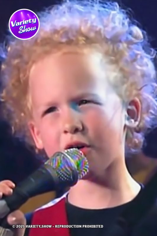 Son of Art Garfunkel joins his performance and steals the show ...