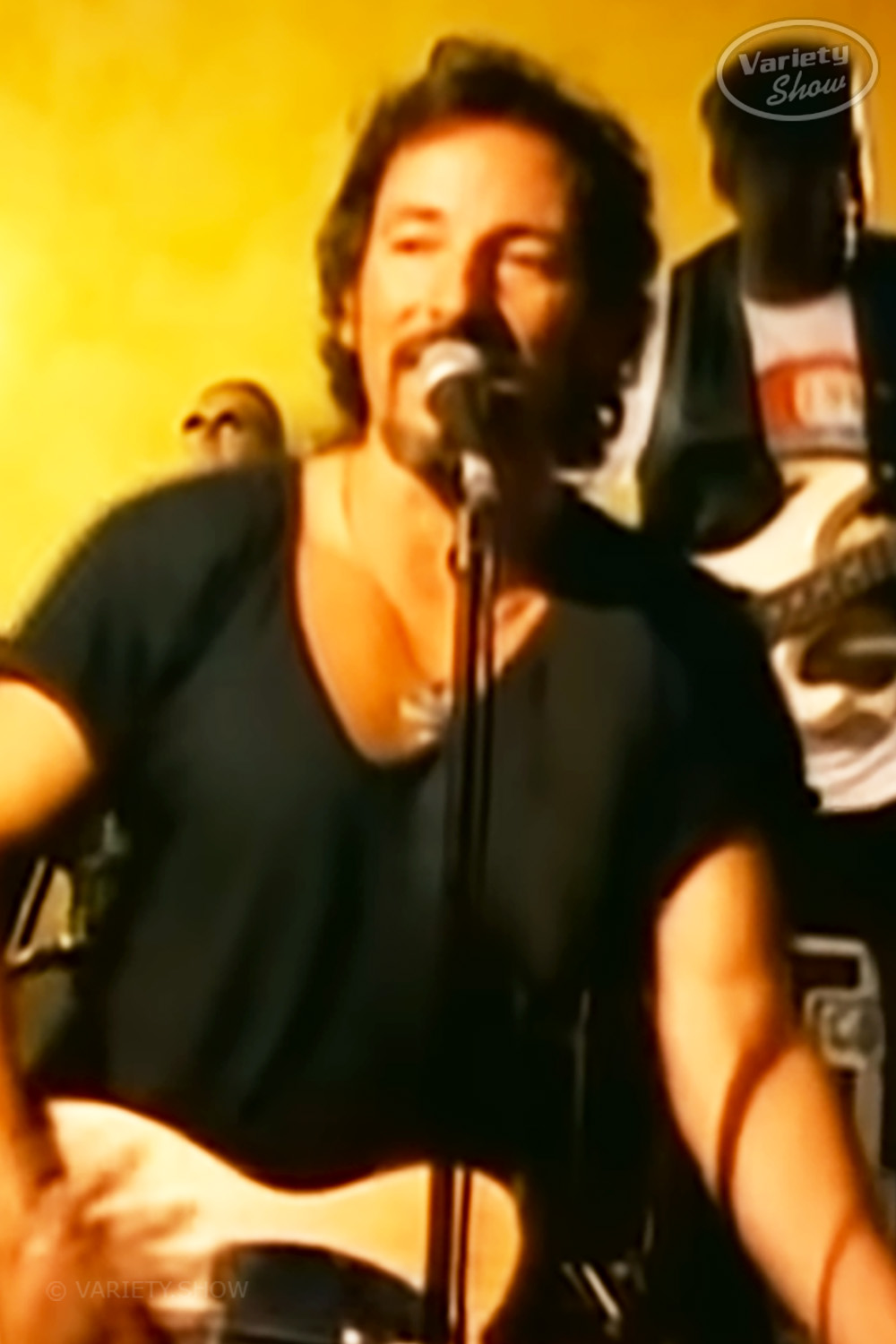 Bruce Springsteen feeds hearts with “Hungry Heart” in 1995 – Variety Show